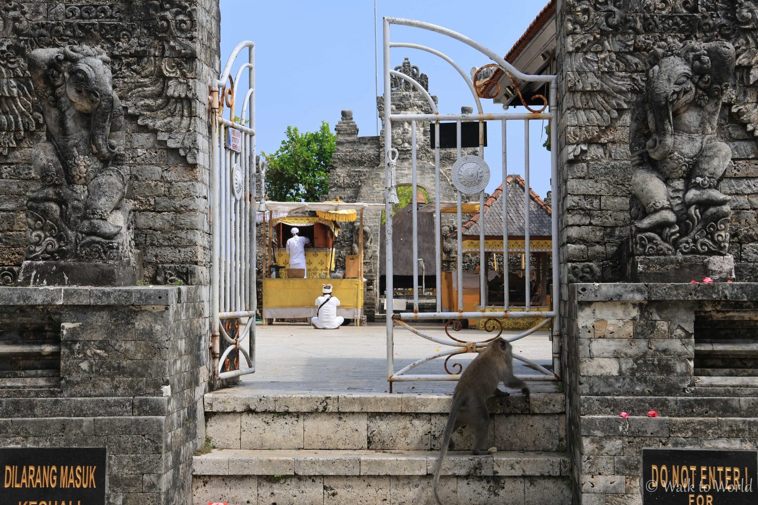Uluwatu il tempio sull'oceano nel sud di Bali - Walk to World